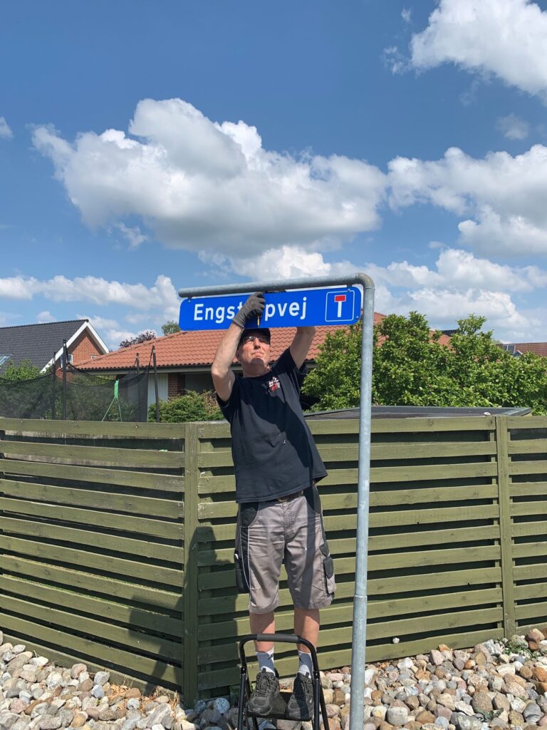 Udskiftning af vejskilte – Grundejerforeningen Trylleskoven